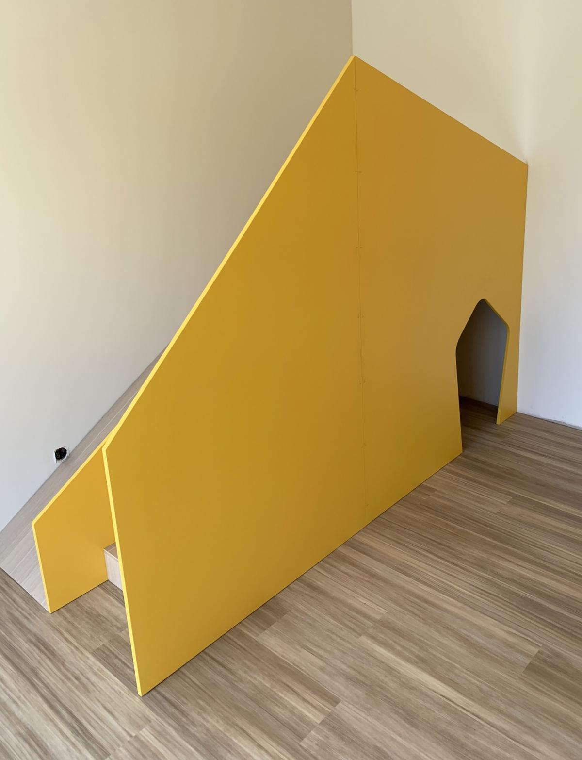 Spielebene mit Treppe und Rutsche - KitaMöbel Blum